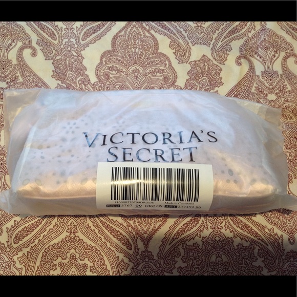 Victoria's Secret | Bags | Nwt Victorias Secret Petal Edge Beauty Bag ...